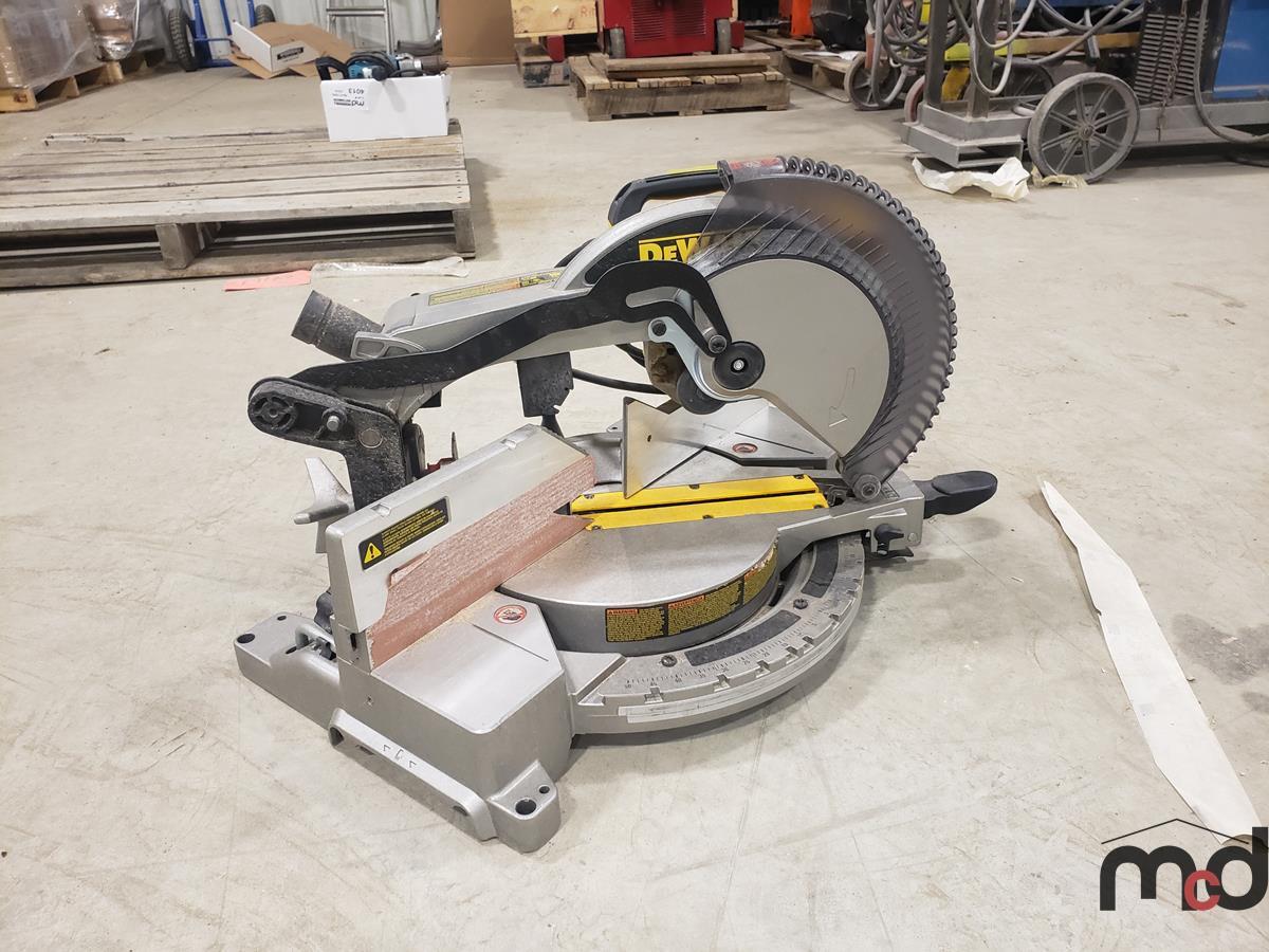 DeWalt 12'' (305mm) Compound Miter Saw