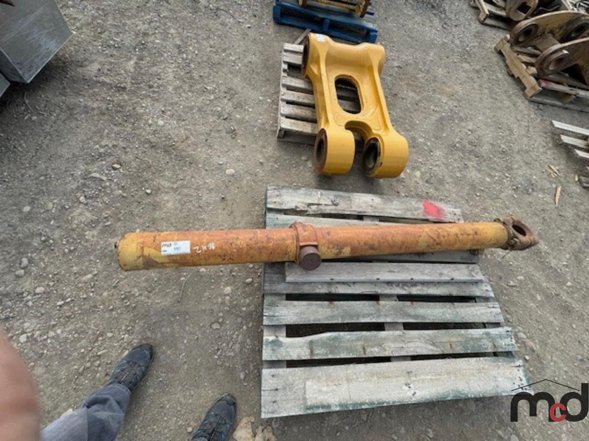 CAT D9L Blade Lift Cylinder