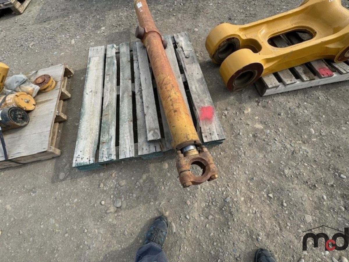 CAT D9L Blade Lift Cylinder