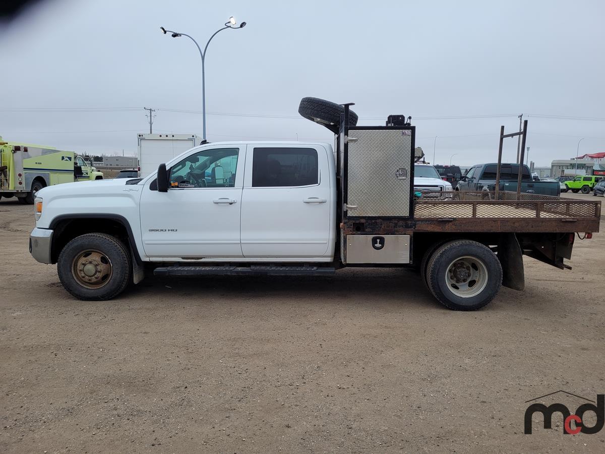 2015 GMC Sierra 3500HD Crew Cab Flatbed Truck