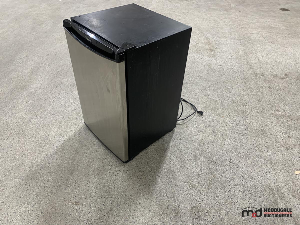 Danby Mini Fridge (20.5" x 33")