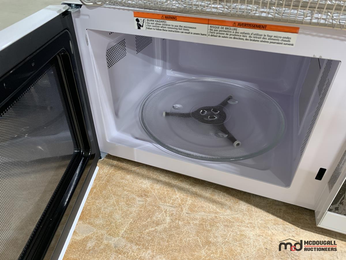 Panasonic Microwave, Hamilton Beach Microwave and Cooking/Baking Trays
