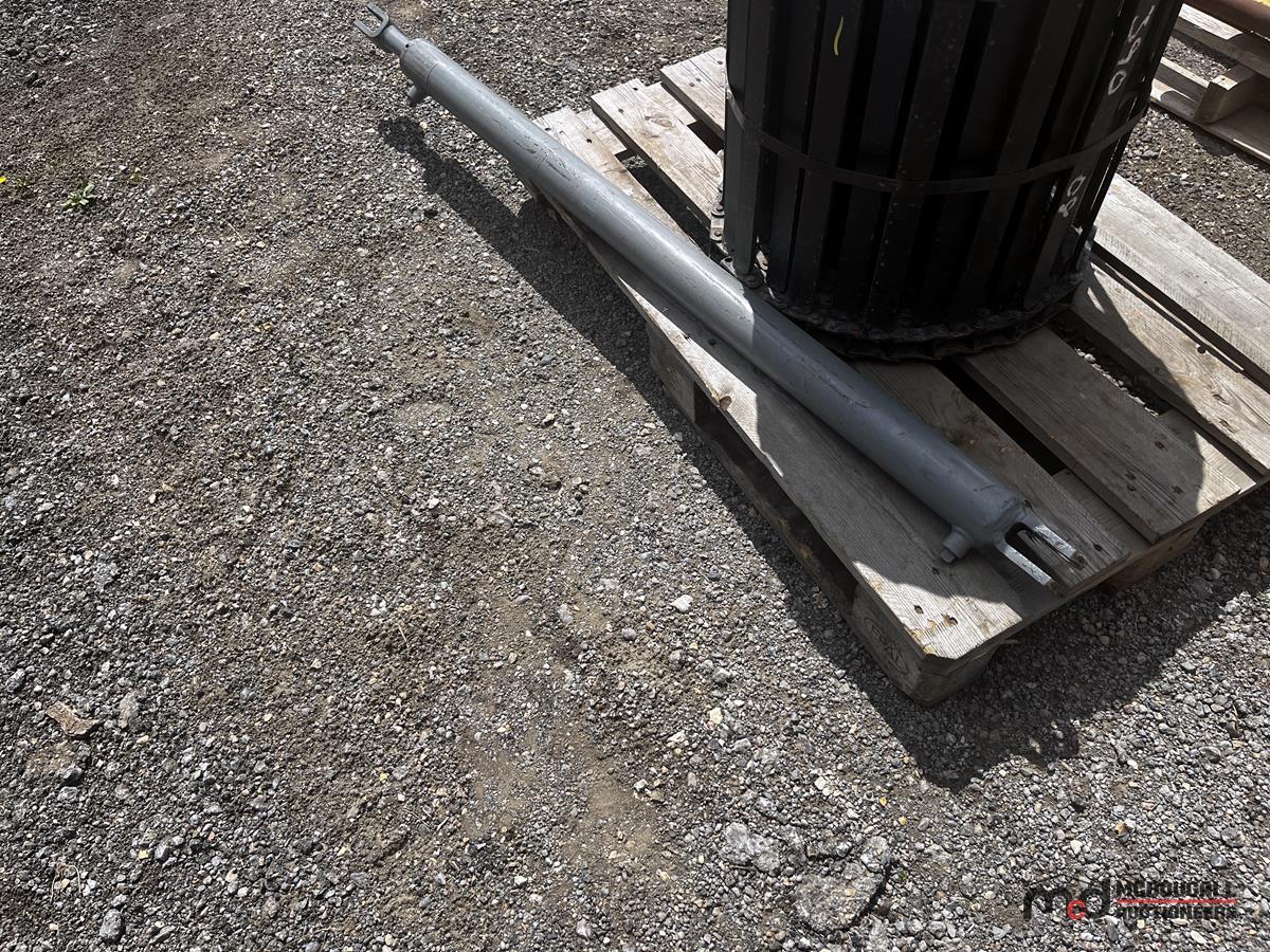 Conveyor Chain and Hyd. Ram