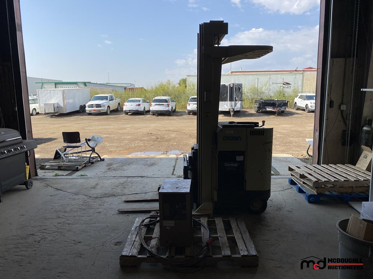 Crown 35RRTT-S Stand-Up Electric Forklift & Battery Charger