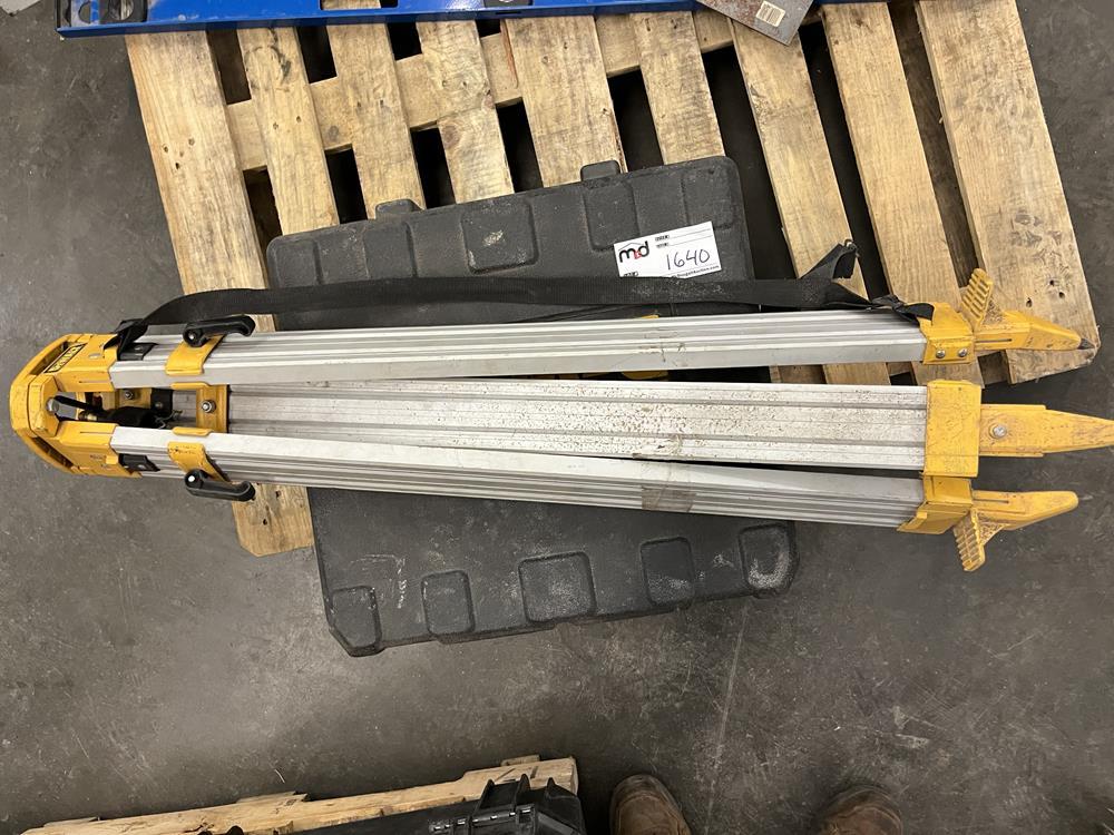 DeWalt DW073 Manual Level Laser w/ Tripod