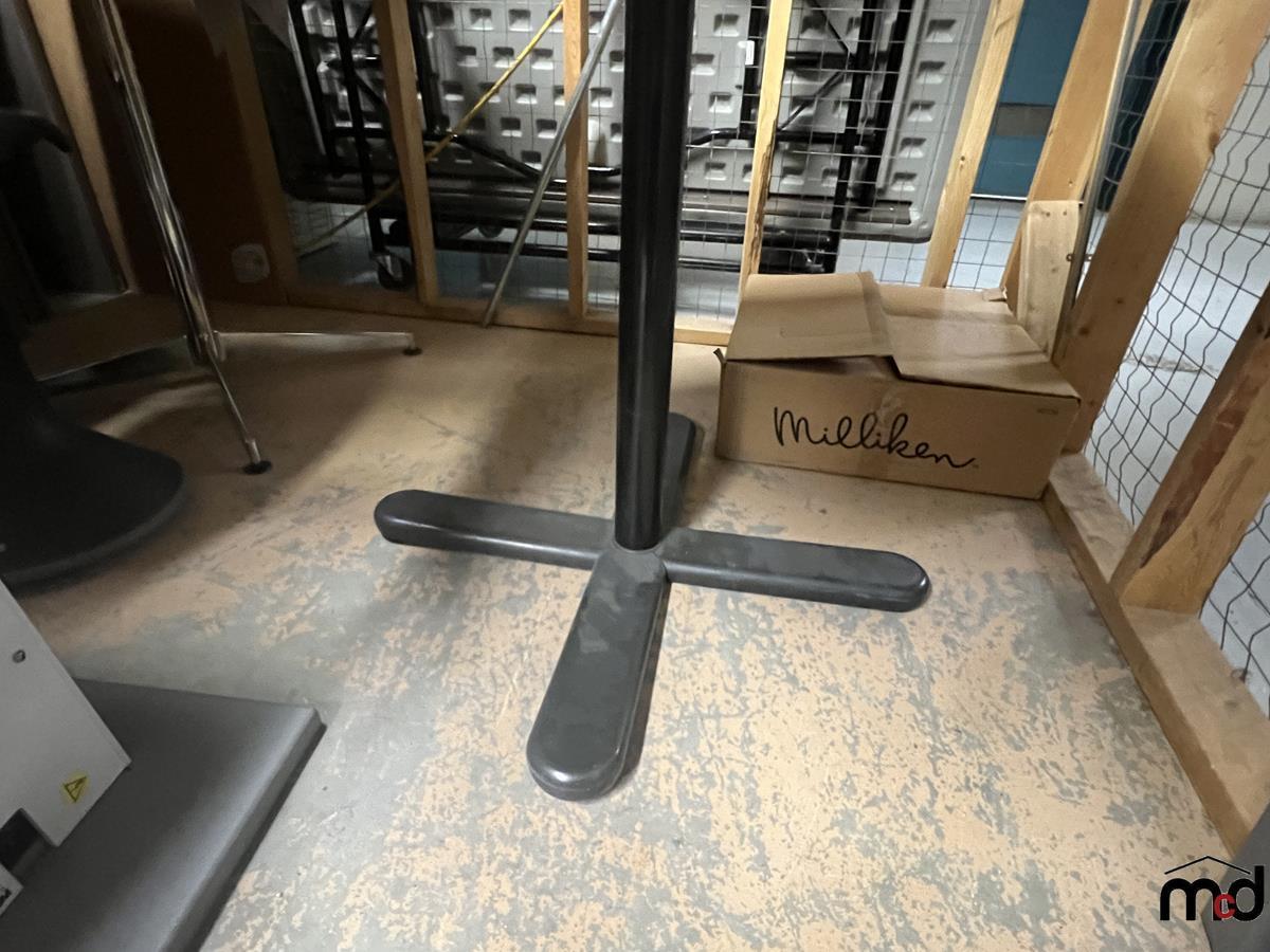 Round Table & 16' Power Intersect Bars