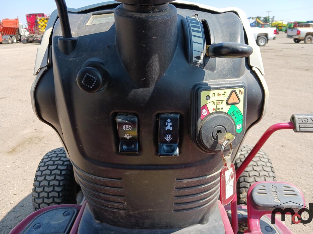 2005 White Outdoor Lawn Mower
