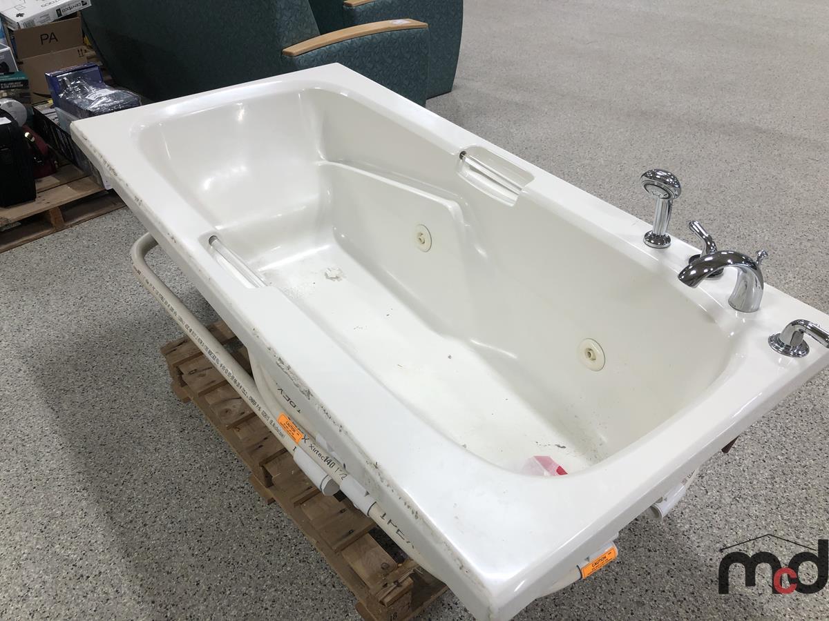 Whirlpool Tub w/ Fixtures (6' x 3')