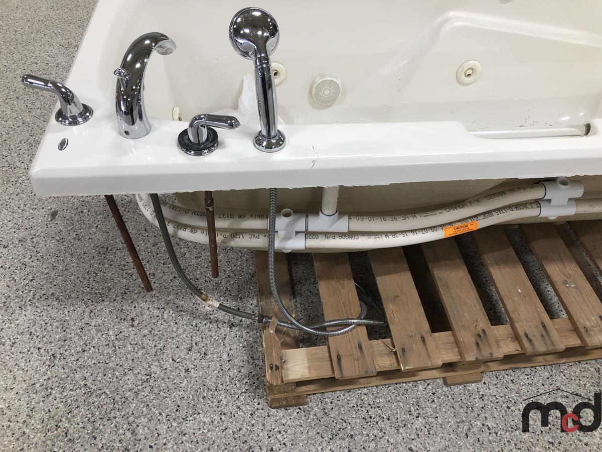 Whirlpool Tub w/ Fixtures (6' x 3')