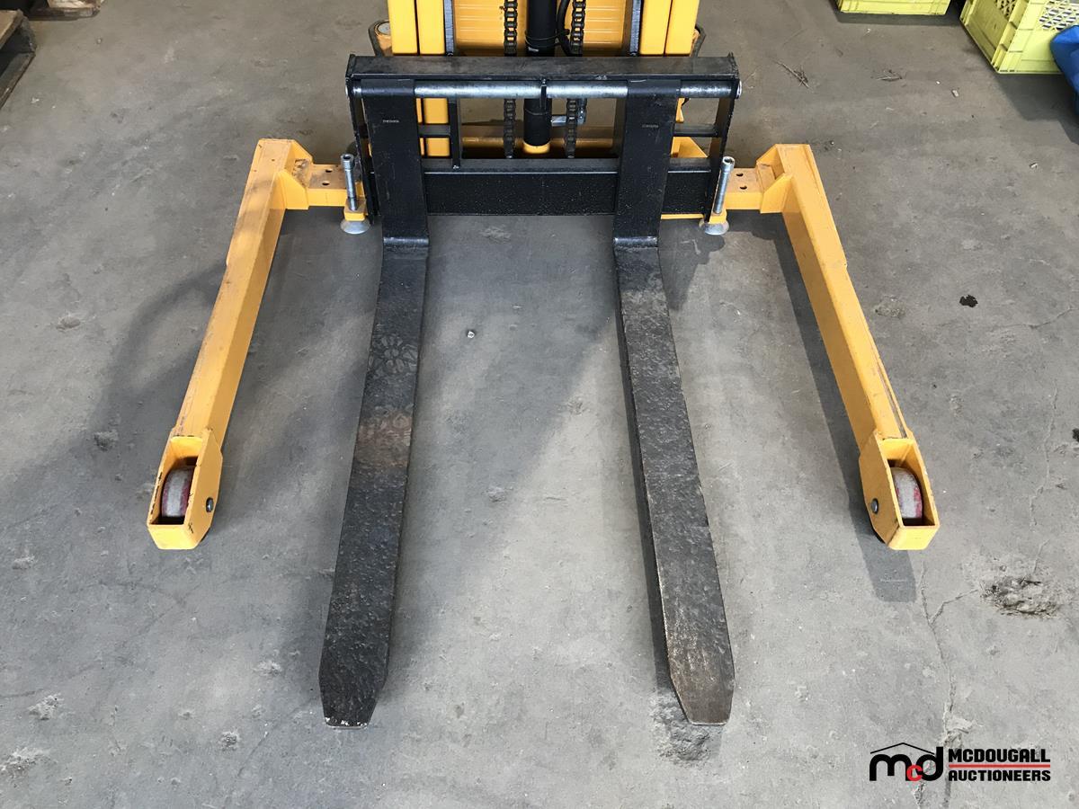 ULine H-5440 Straddle Pallet Stacker