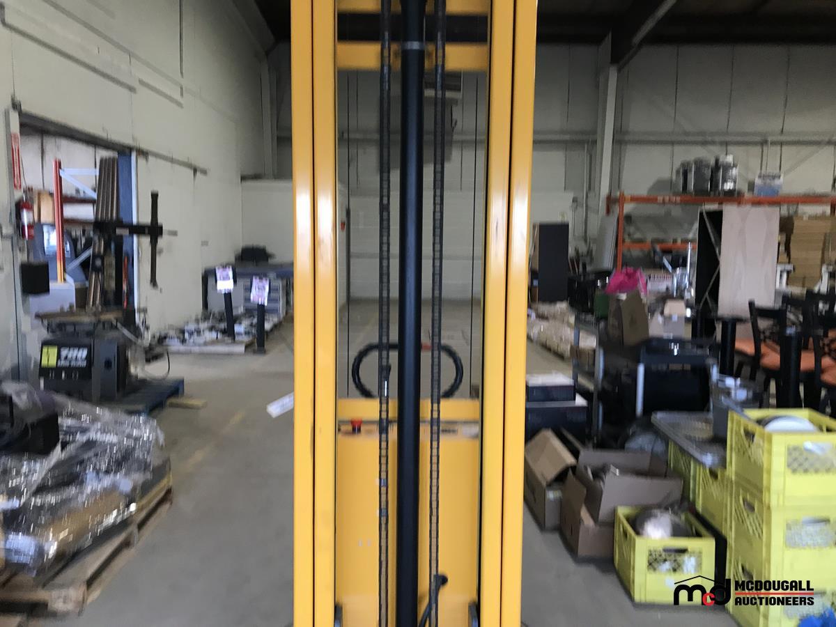 ULine H-5440 Straddle Pallet Stacker