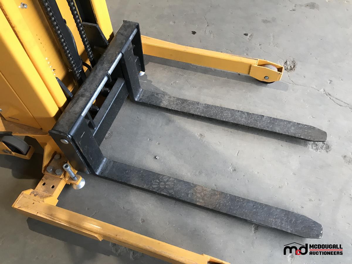 ULine H-5440 Straddle Pallet Stacker