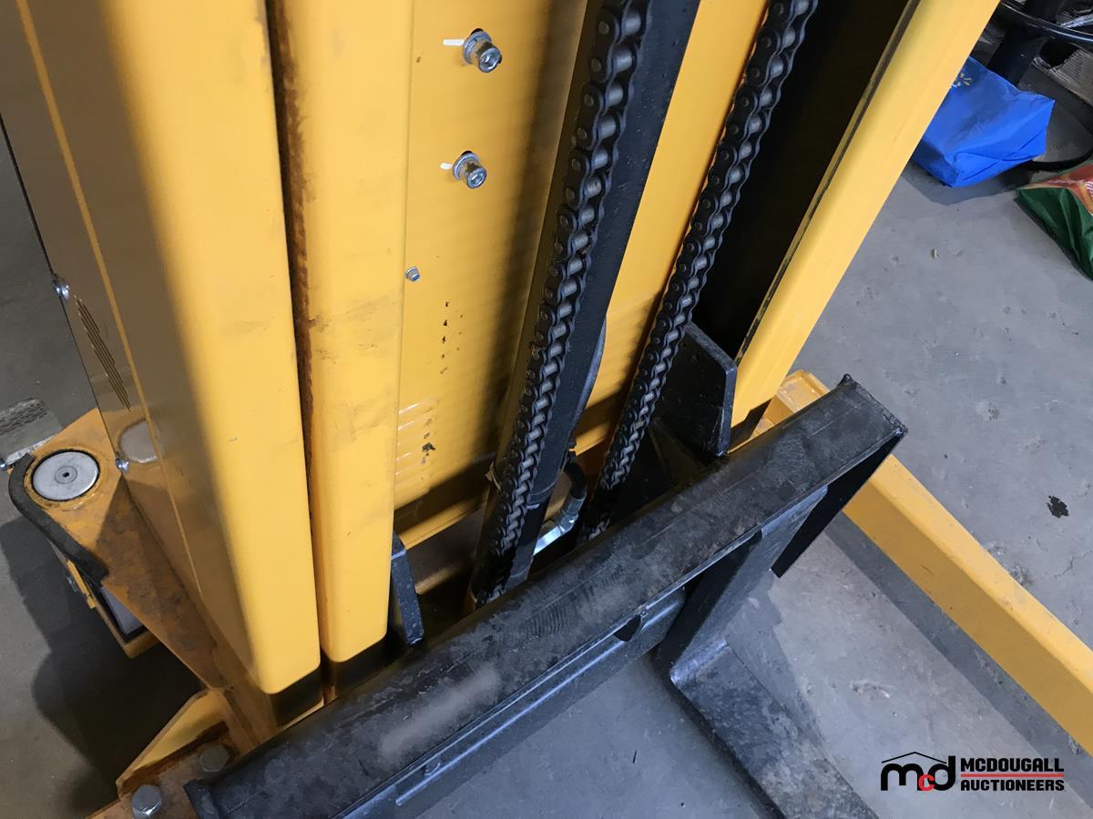 ULine H-5440 Straddle Pallet Stacker