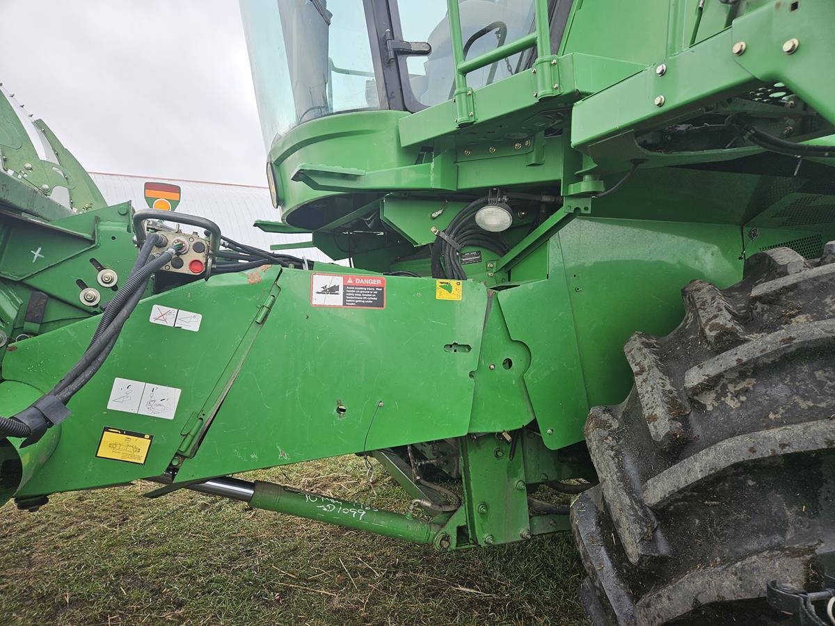 2005 John Deere 9760 Combine w/ 914 Pick Up Header
