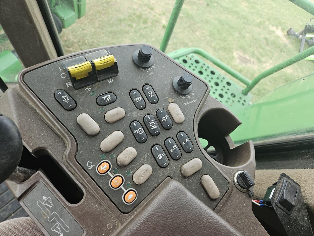 2005 John Deere 9760 Combine w/ 914 Pick Up Header