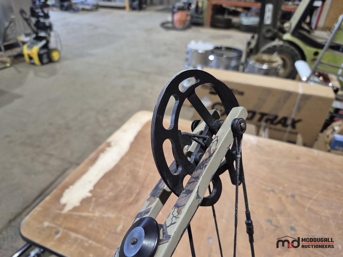 Darton Maverick Compound Bow w/ Case and Accessories