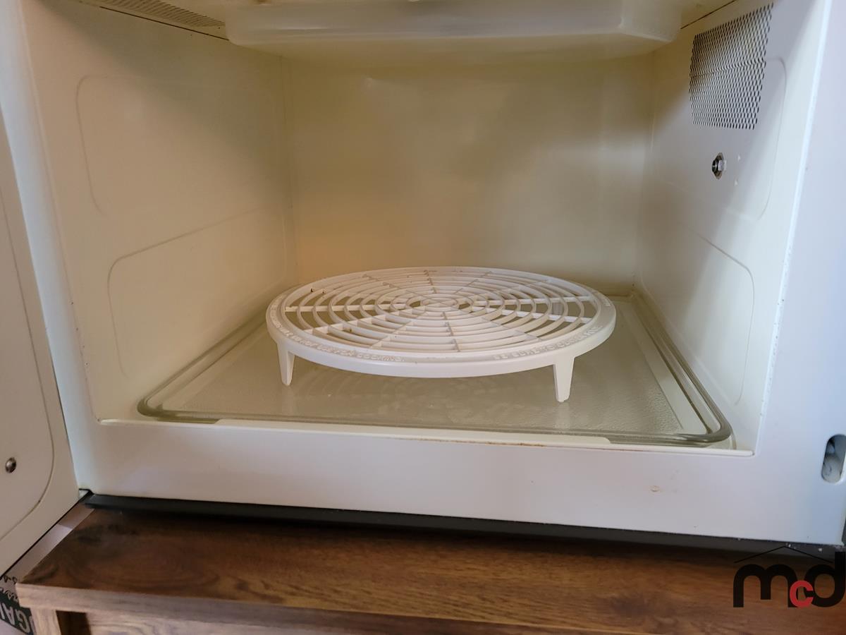 Quasar Microwave & Stand