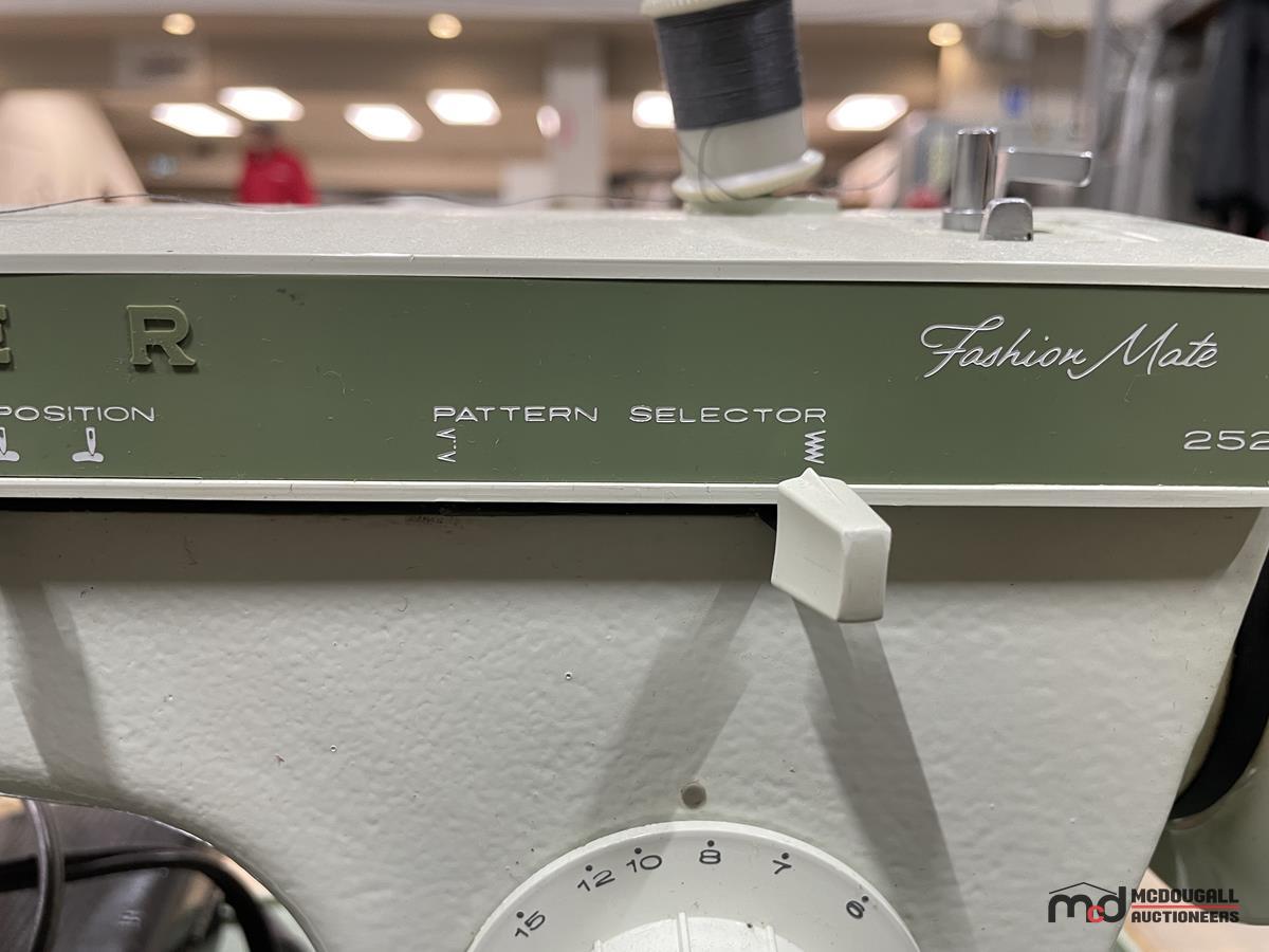 Singer Fashion Mate 252 Sewing Machine & Singer Buttonholer