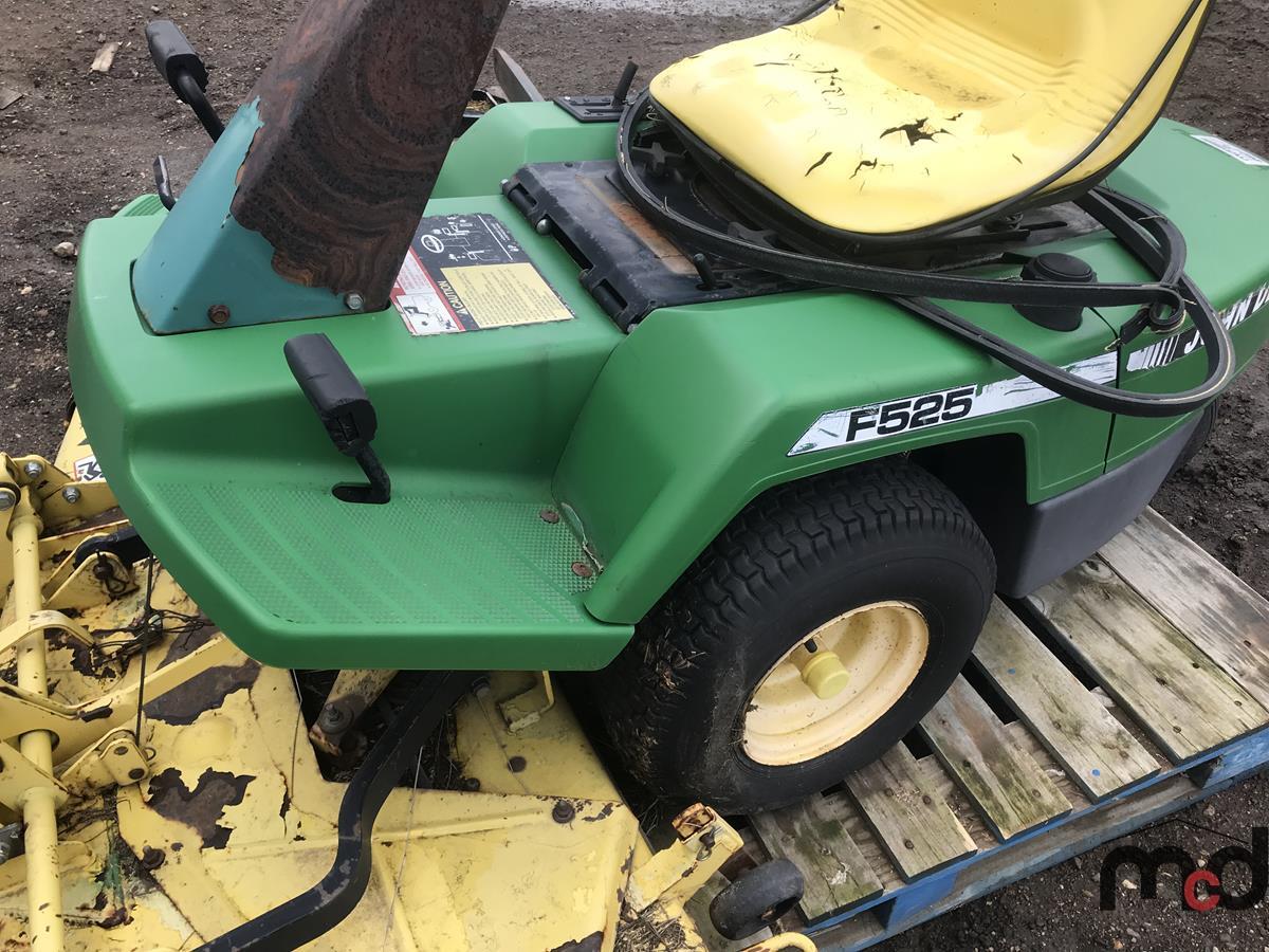 John Deere F525 Lawn Tractor