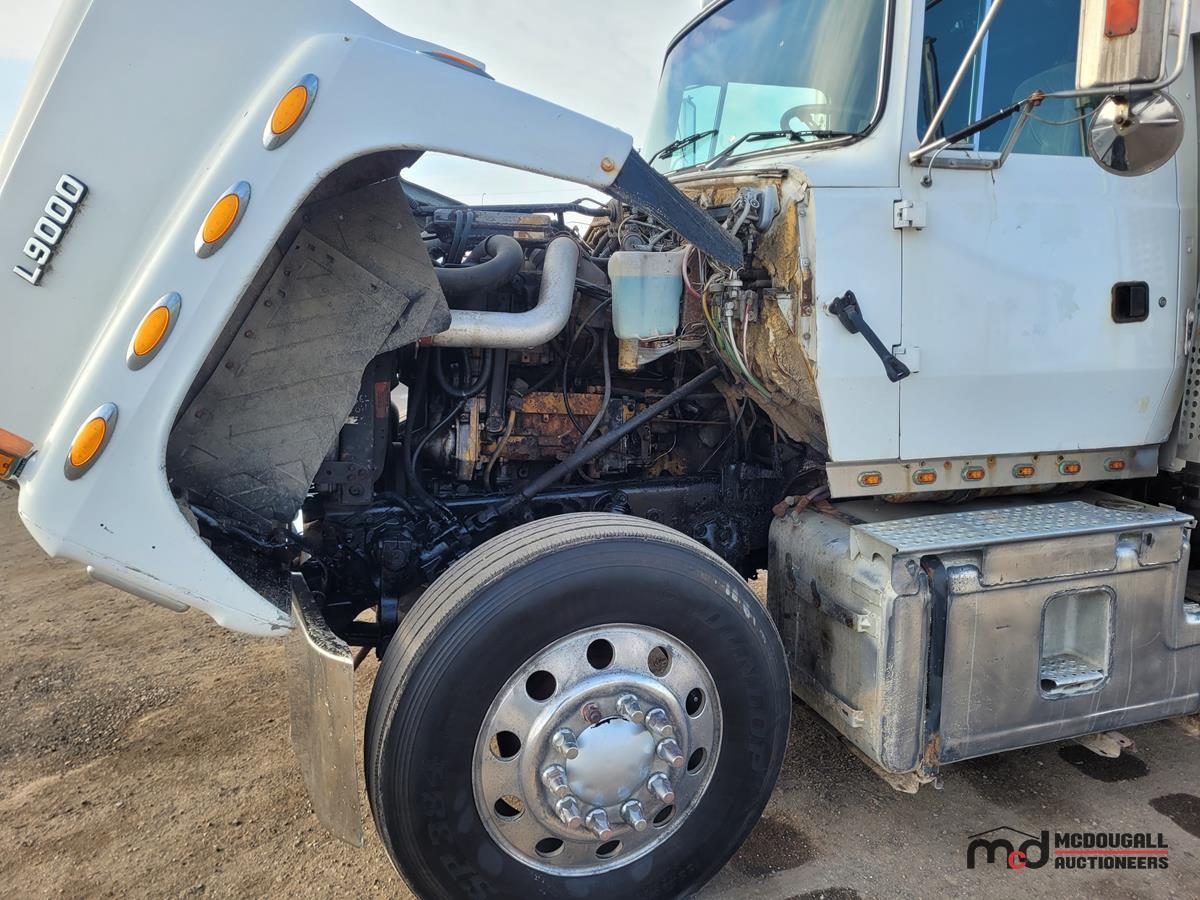 1995 Ford L9000 T/A Sleeper Tow Truck