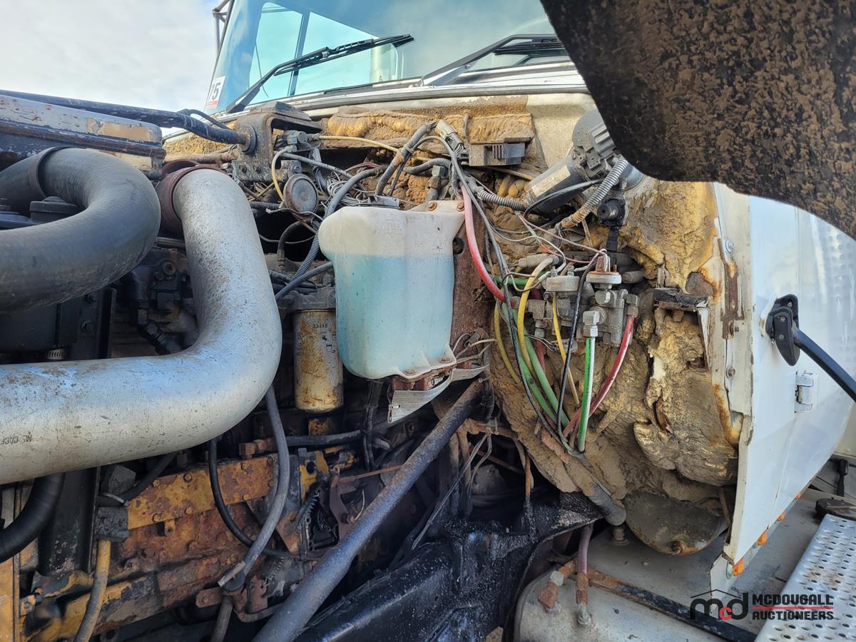 1995 Ford L9000 T/A Sleeper Tow Truck