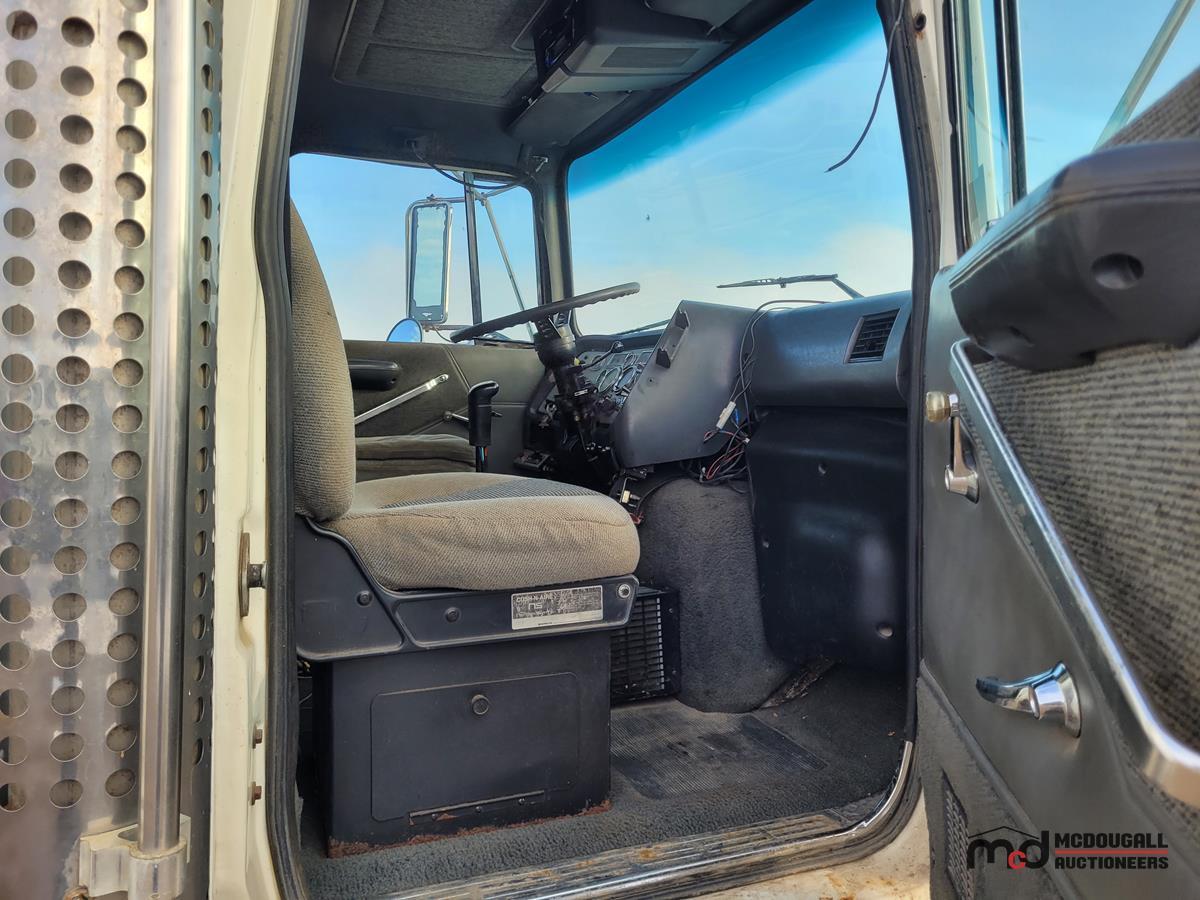 1995 Ford L9000 T/A Sleeper Tow Truck