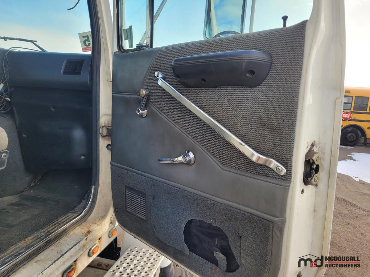 1995 Ford L9000 T/A Sleeper Tow Truck