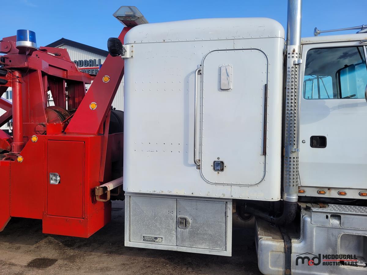 1995 Ford L9000 T/A Sleeper Tow Truck