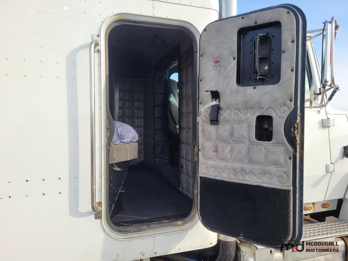 1995 Ford L9000 T/A Sleeper Tow Truck