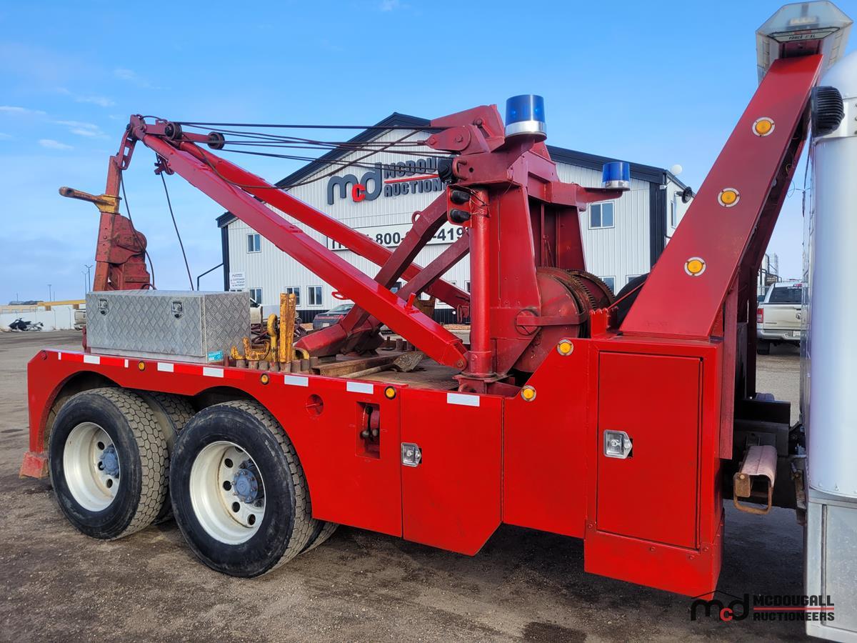 1995 Ford L9000 T/A Sleeper Tow Truck