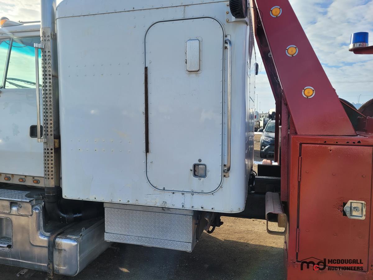 1995 Ford L9000 T/A Sleeper Tow Truck