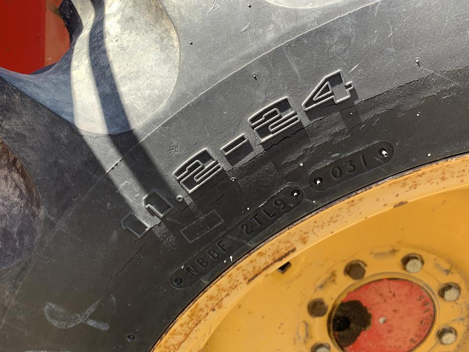 Versatile 4400 Swather (Non-Runner)