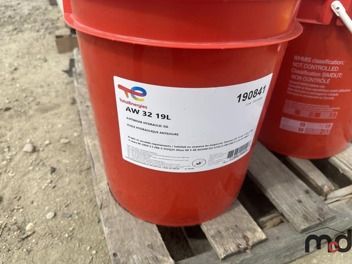 (4) Pails Hydraulic Oil
