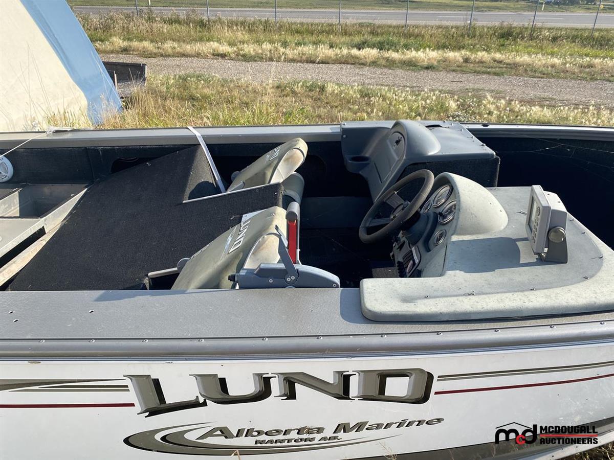 Lund 1700 Pro Sport Parade Vehicle w/ Wheels