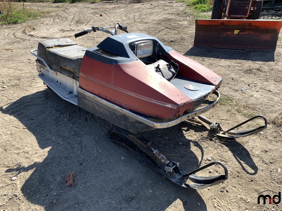 Sabre Jet Snowmobile (Non-Runner)