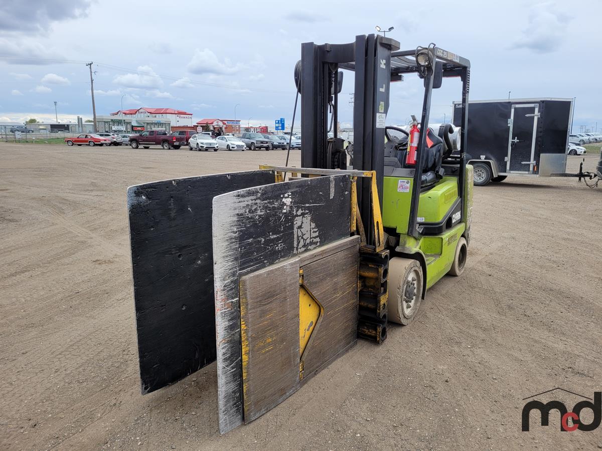 Clark CGC25 LPG Forklift w/ Clump Attachment