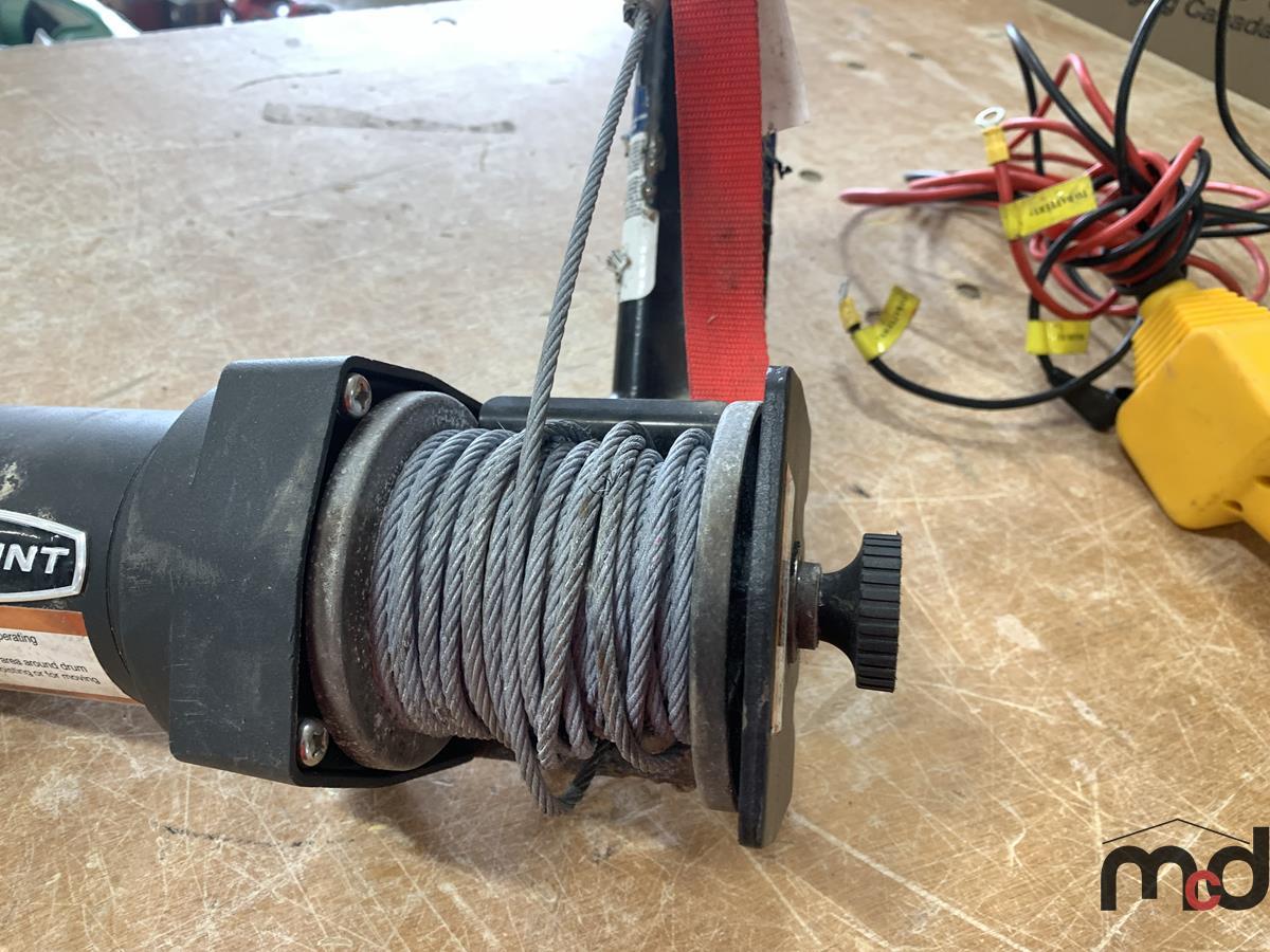 Pro Point 2,000 lbs Winch w/ Remote Mounted on Hitch